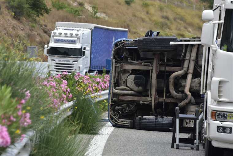 Γέμισε με μπύρες ο δρόμος μετά την ανατροπή νταλίκας - Φορτηγό & Μεταφορές