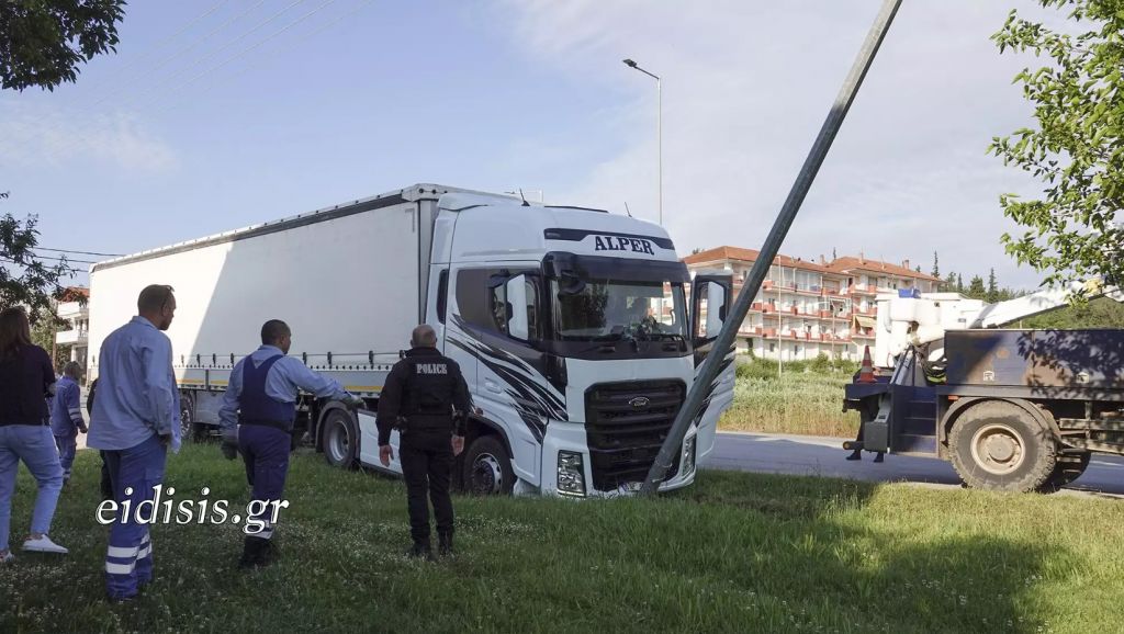 Νταλίκα έπεσε σε κολώνα στο Κιλκίς και η πόλη έμεινε χωρίς ρεύμα ...